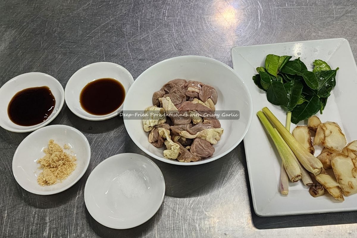 Deep-Fried Pork Intestines with Crispy Garlic (Thai Recipe)